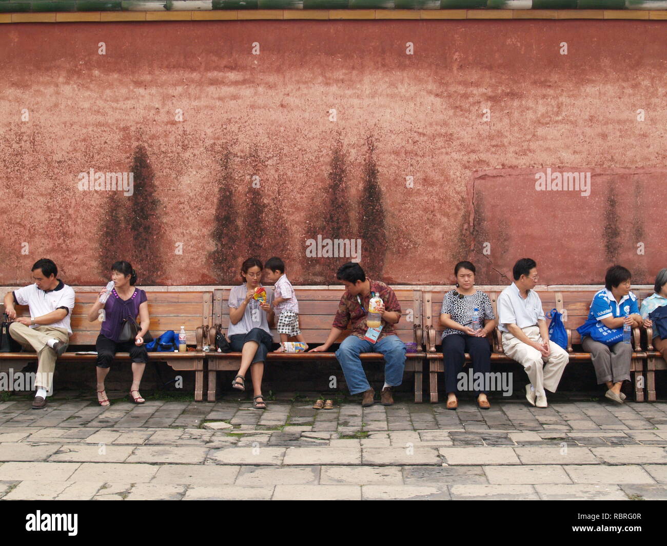 Old chinese sitting on a bench hi-res stock photography and images - Alamy