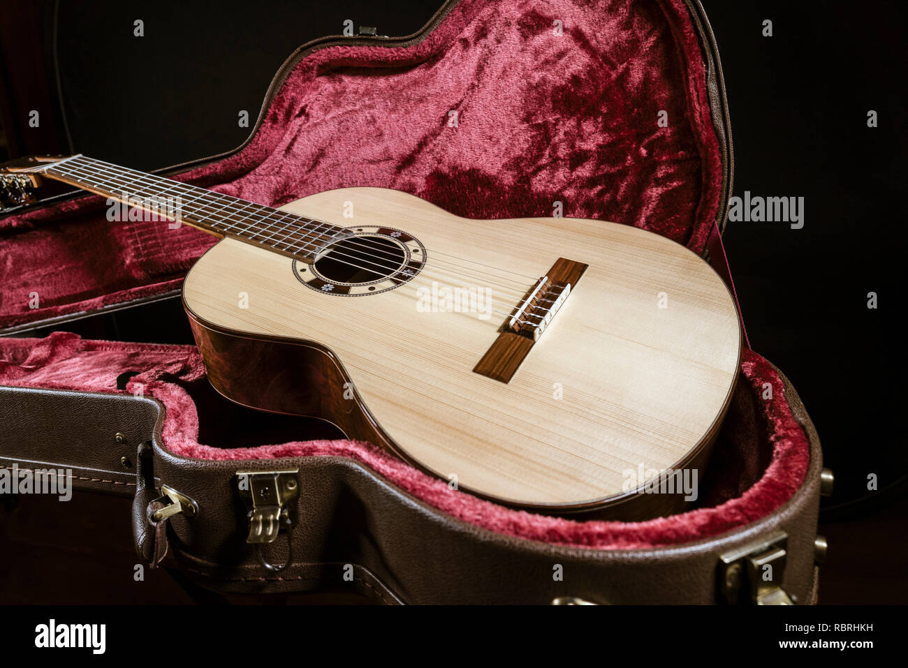 Acoutic guitar sits in a red velvet lined case Stock Photo - Alamy