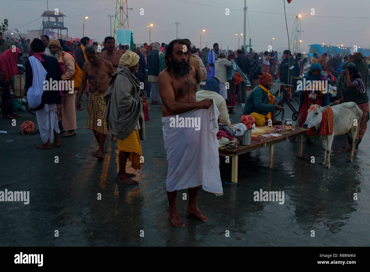 Pilgrims change clothes after taking holy bath at Gangasagar fair Stock ...