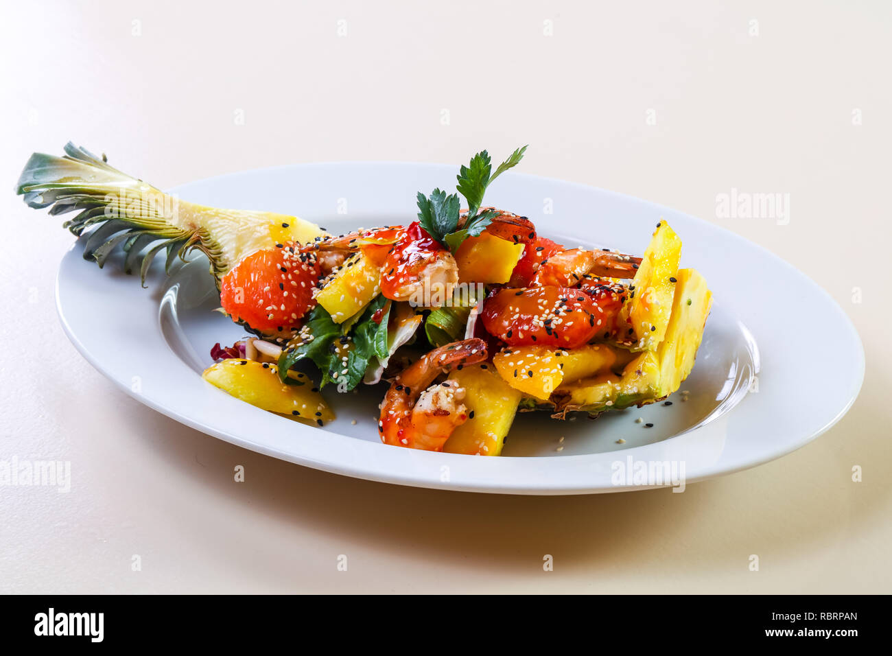 Pineapple with seafood and vegetables Stock Photo - Alamy