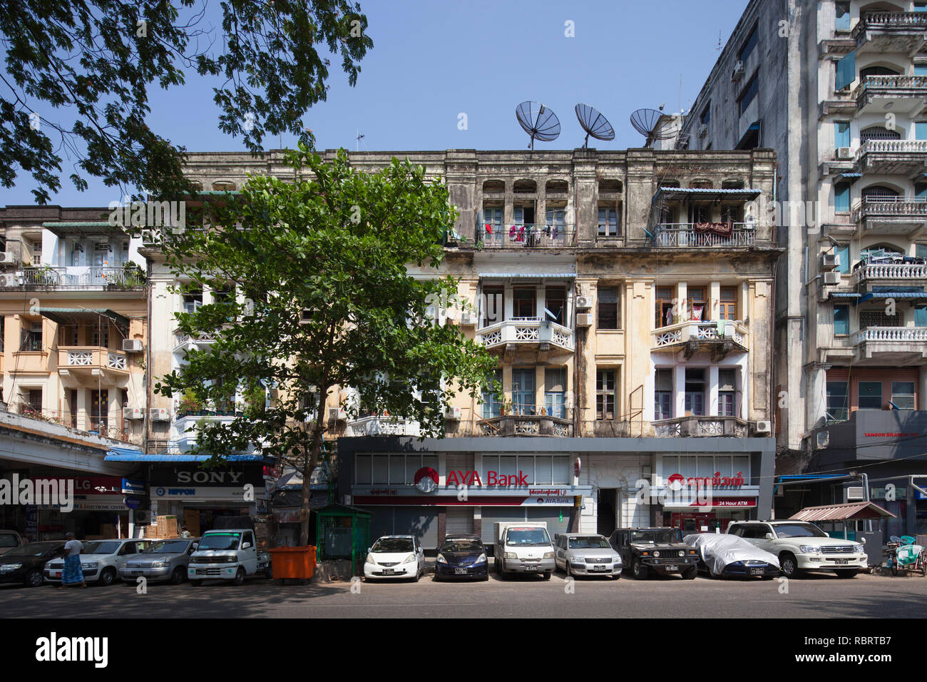 Facades of colonial style houses hi-res stock photography and images - Alamy