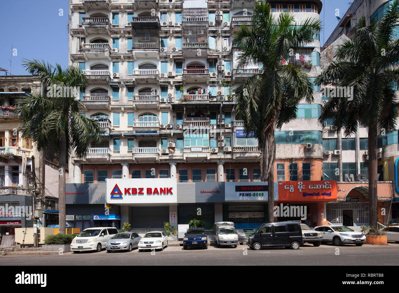 Facades of colonial style houses hi-res stock photography and images - Alamy