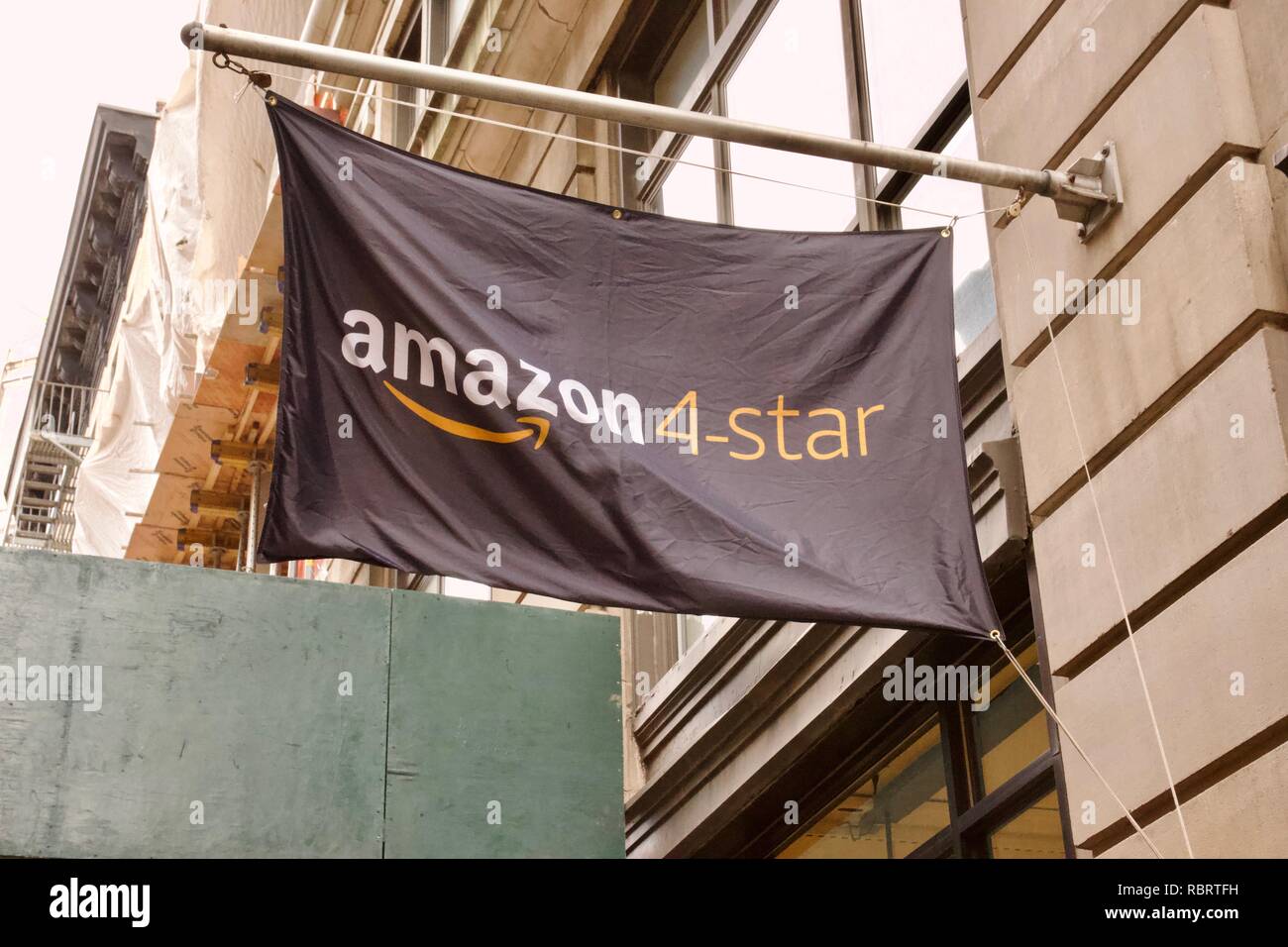 Amazon with brick and mortar store hi-res stock photography and images ...