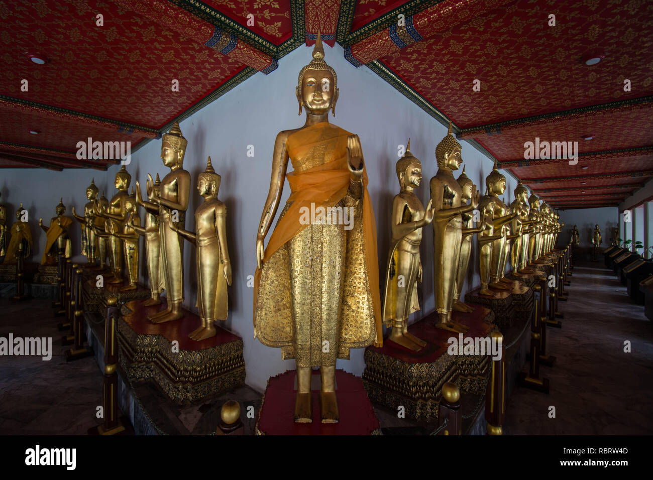 Tall buddhist statues hi-res stock photography and images - Alamy