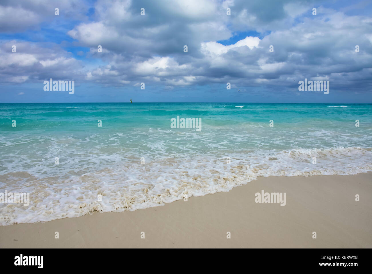 Beach with white sand and turquoise water in Cuba Stock Photo - Alamy