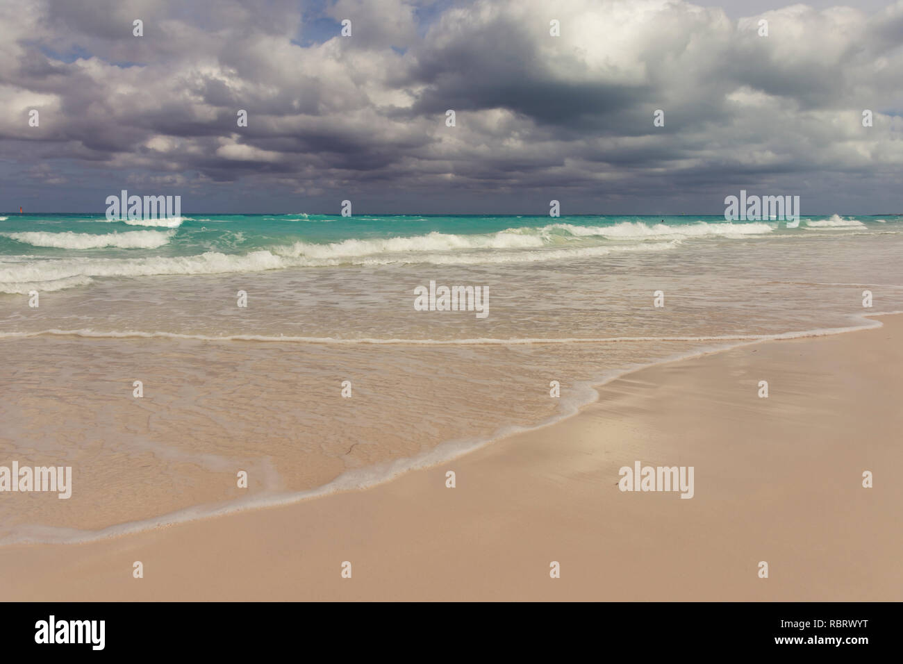 Beach with white sand and turquoise water in Cuba Stock Photo - Alamy