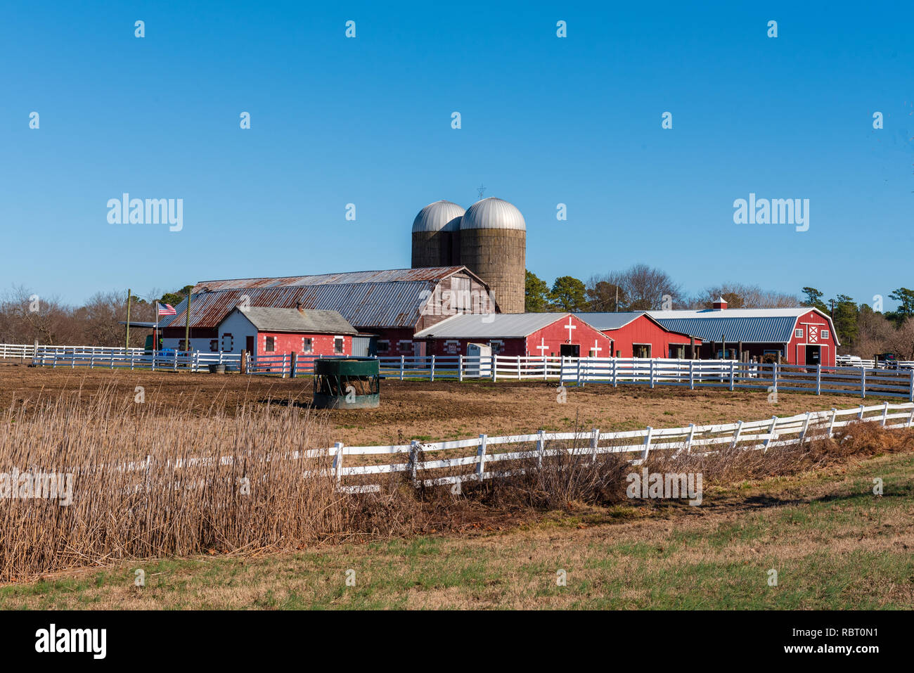 American red barn farm silo hi-res stock photography and images - Alamy