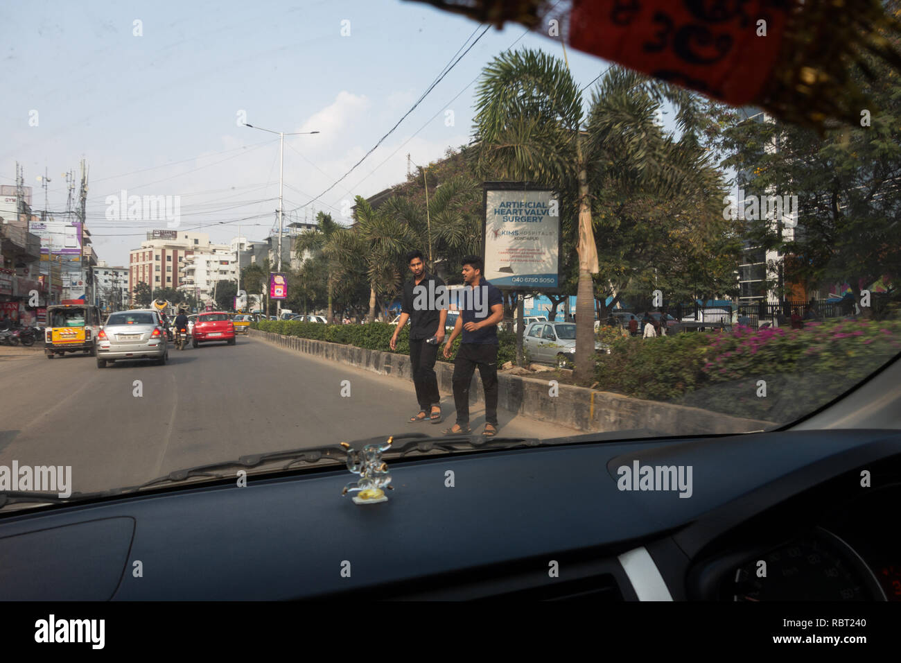 India pedestrian crossing hi-res stock photography and images - Alamy