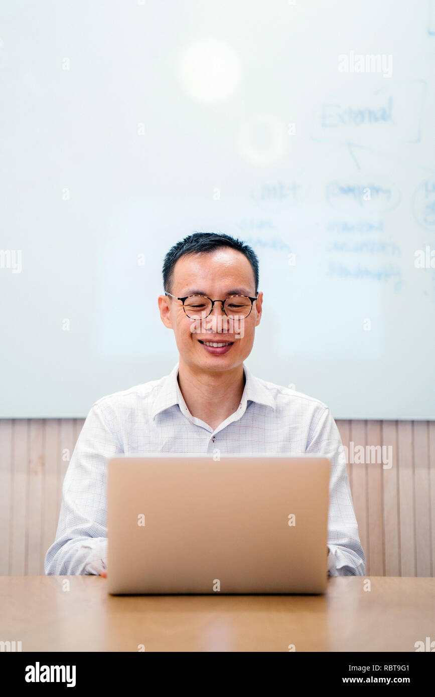 Asian man computer hi-res stock photography and images - Alamy