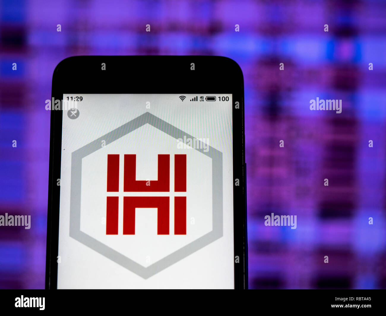 Hub Group Transport company logo seen displayed on smart phone Stock ...
