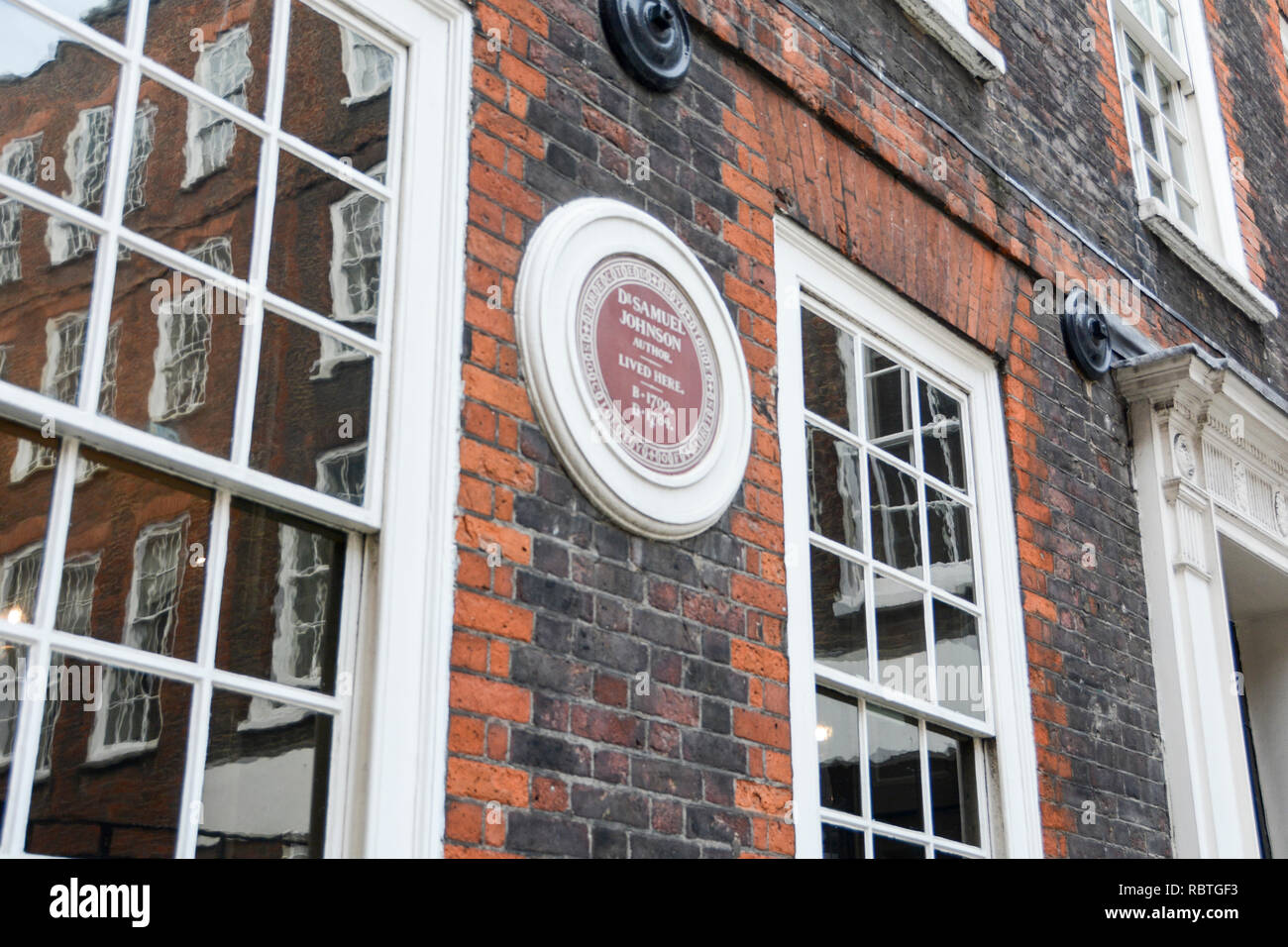 Plaque outside Dr Samuel Johnson's House, Gough Square, London, EC4 ...