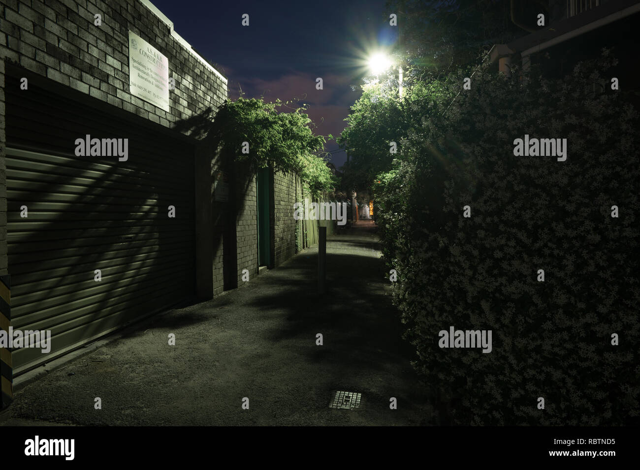 back alley at night Stock Photo - Alamy