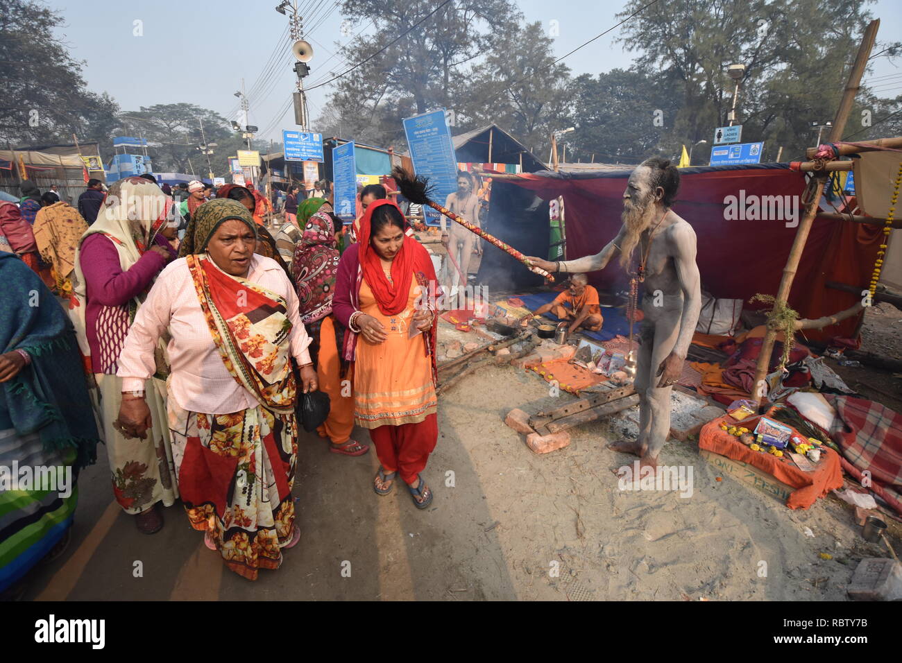 Outram Ghat, Kolkata, India. 12th January, 2019. Sadhus, pilgrims and ...