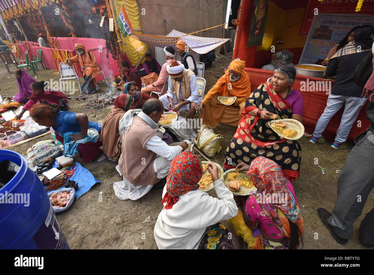 Outram Ghat, Kolkata, India. 12th January, 2019. Sadhus, pilgrims and ...