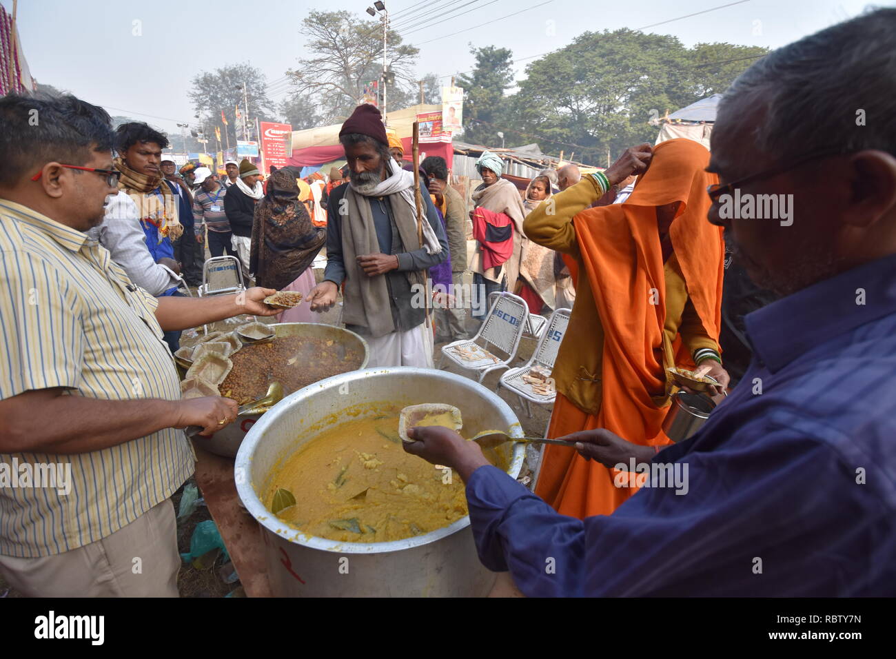 Outram Ghat, Kolkata, India. 12th January, 2019. Sadhus, pilgrims and ...
