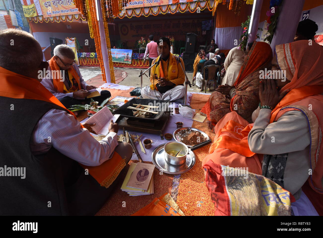 Outram Ghat, Kolkata, India. 12th January, 2019. Sadhus, pilgrims and ...