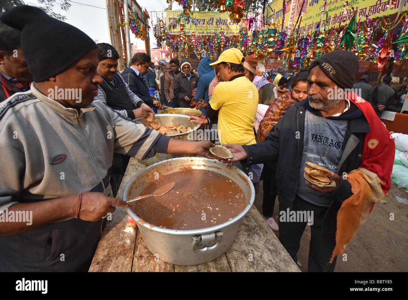 Outram Ghat, Kolkata, India. 12th January, 2019. Sadhus, pilgrims and ...