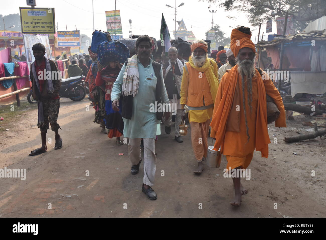 Outram Ghat, Kolkata, India. 12th January, 2019. Sadhus, pilgrims and ...