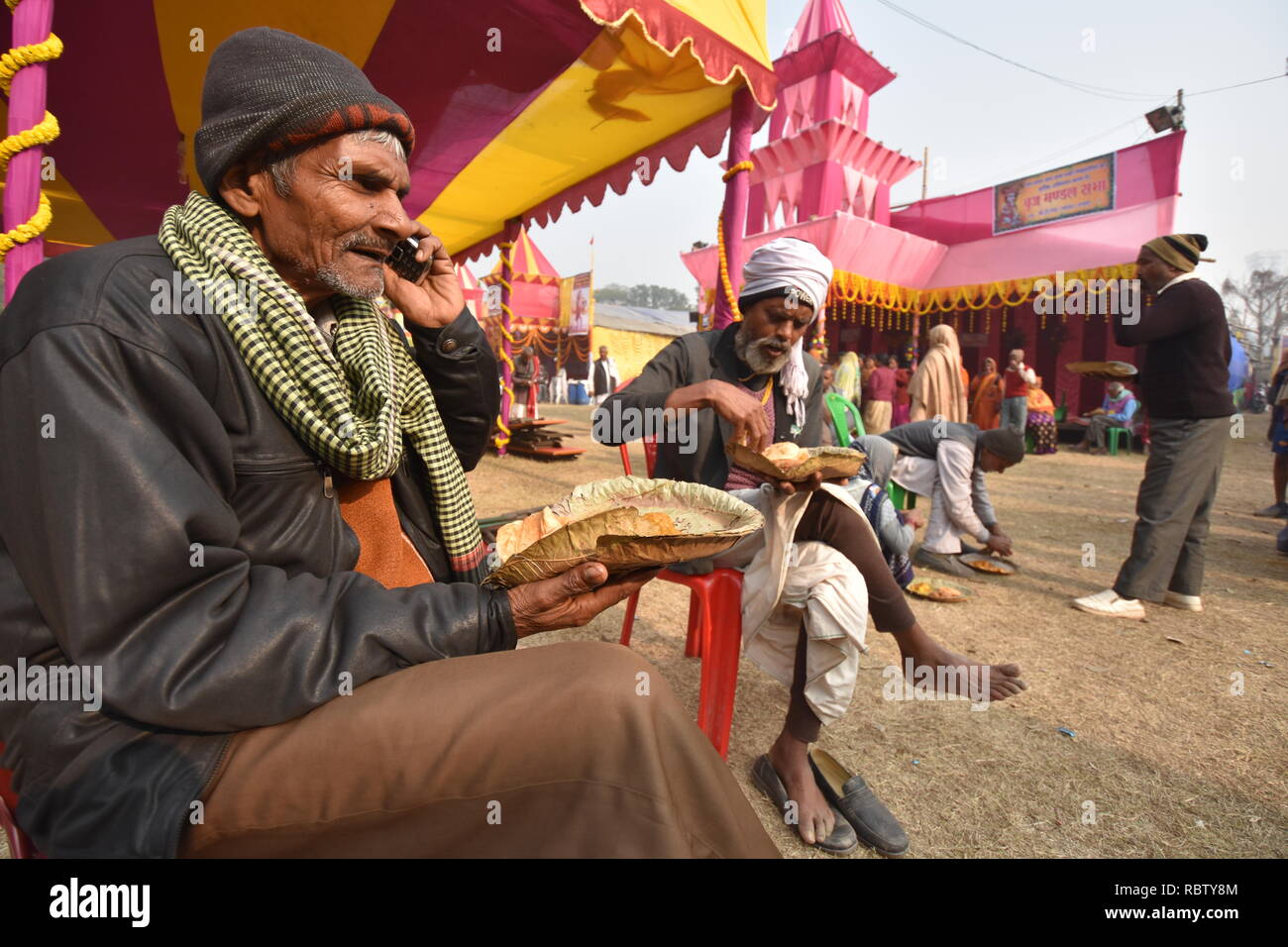 Outram Ghat, Kolkata, India. 12th January, 2019. Sadhus, pilgrims and ...