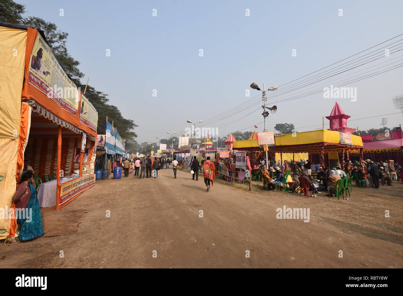 Outram Ghat, Kolkata, India. 12th January, 2019. Sadhus, pilgrims and ...