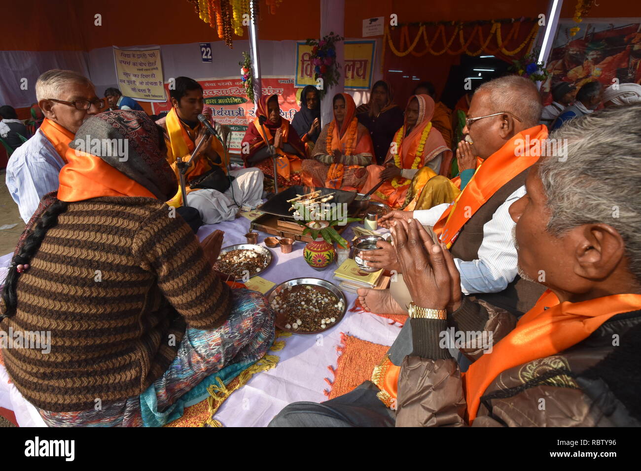 Outram Ghat, Kolkata, India. 12th January, 2019. Sadhus, pilgrims and ...