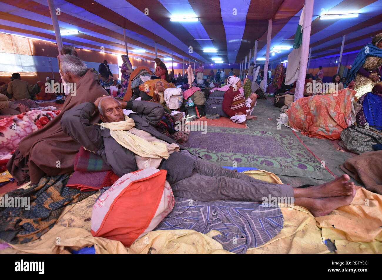 Outram Ghat, Kolkata, India. 12th January, 2019. Sadhus, pilgrims and ...