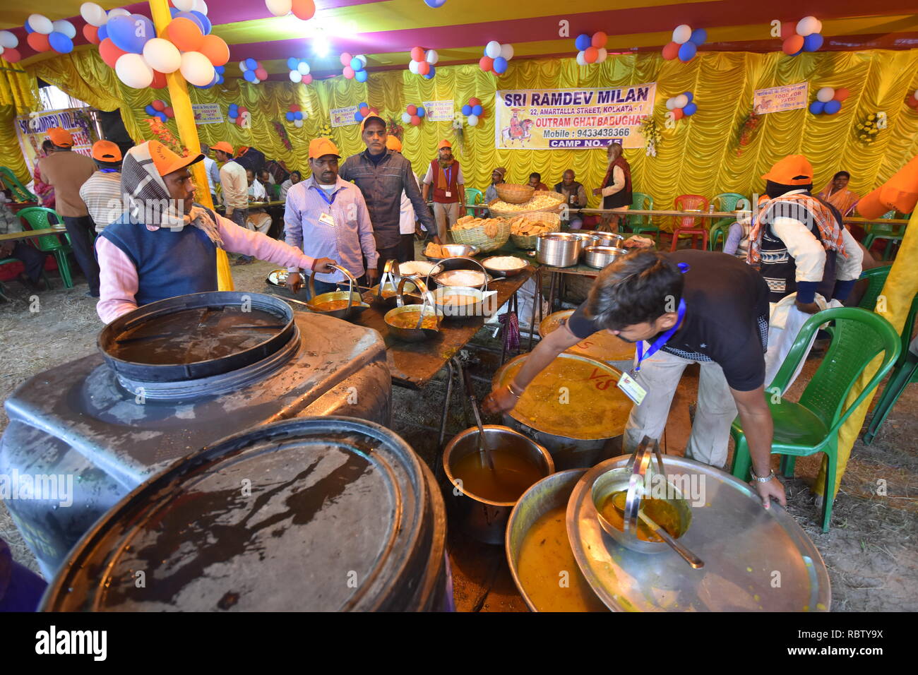 Outram Ghat, Kolkata, India. 12th January, 2019. Sadhus, pilgrims and ...