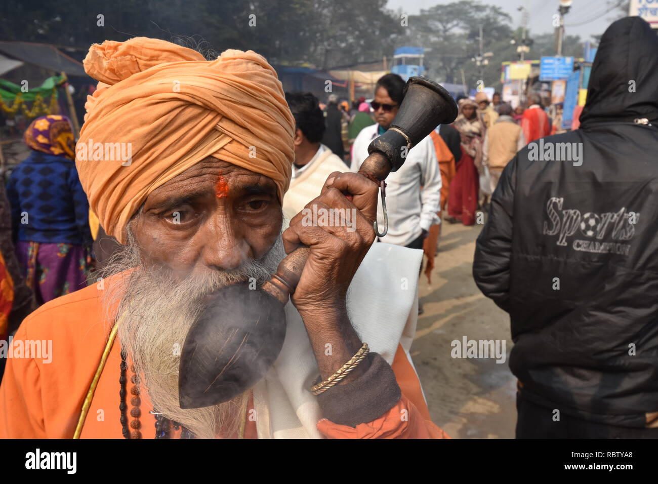 Outram Ghat, Kolkata, India. 12th January, 2019. Sadhus, pilgrims and ...