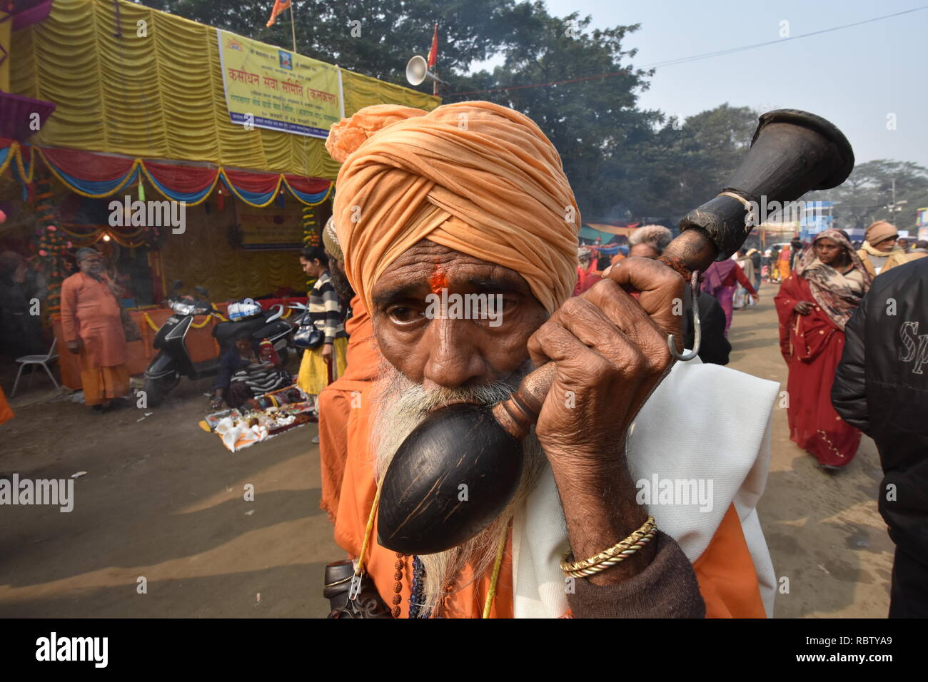 Outram Ghat, Kolkata, India. 12th January, 2019. Sadhus, pilgrims and ...