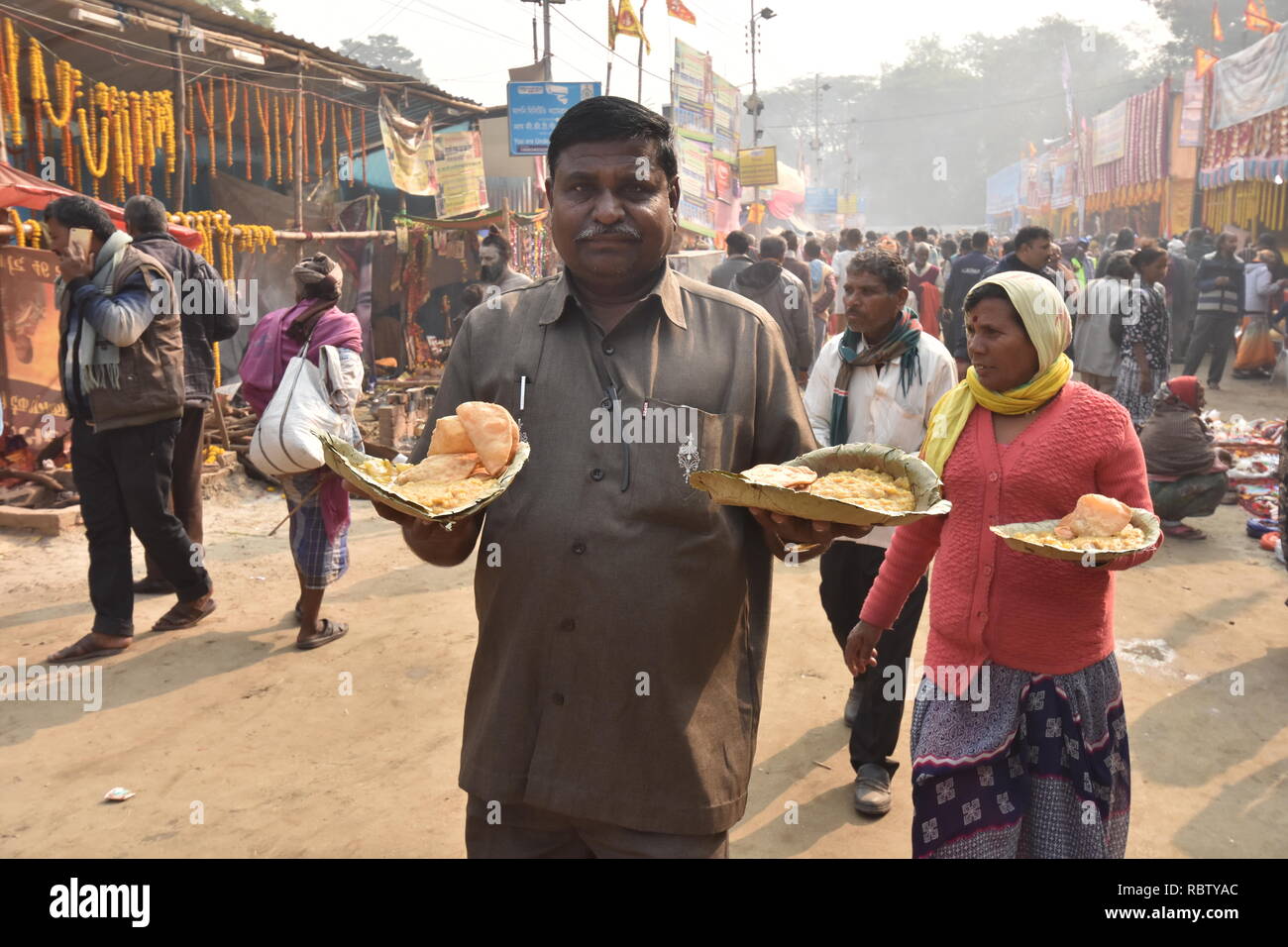 Outram Ghat, Kolkata, India. 12th January, 2019. Sadhus, pilgrims and ...