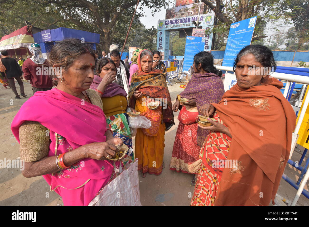 Outram Ghat, Kolkata, India. 12th January, 2019. Sadhus, pilgrims and ...