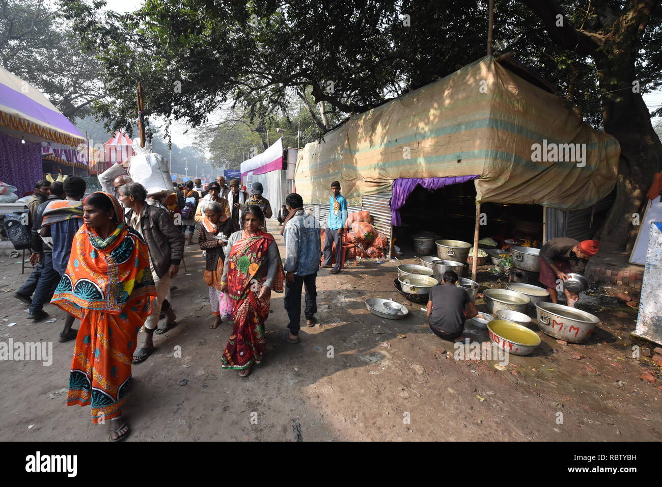 Outram Ghat, Kolkata, India. 12th January, 2019. Sadhus, pilgrims and ...