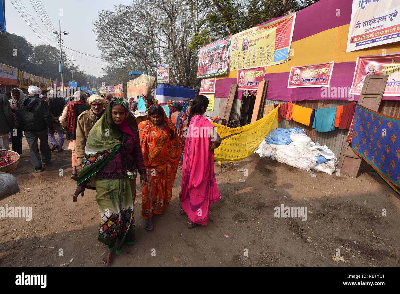 Outram Ghat, Kolkata, India. 12th January, 2019. Sadhus, pilgrims and ...