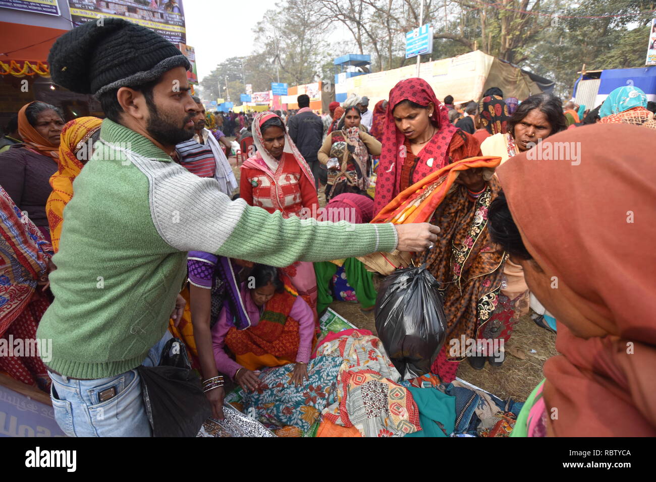 Outram Ghat, Kolkata, India. 12th January, 2019. Sadhus, pilgrims and ...
