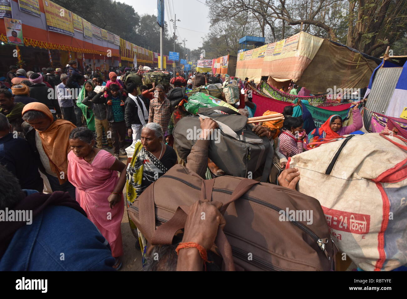 Outram Ghat, Kolkata, India. 12th January, 2019. Sadhus, pilgrims and ...