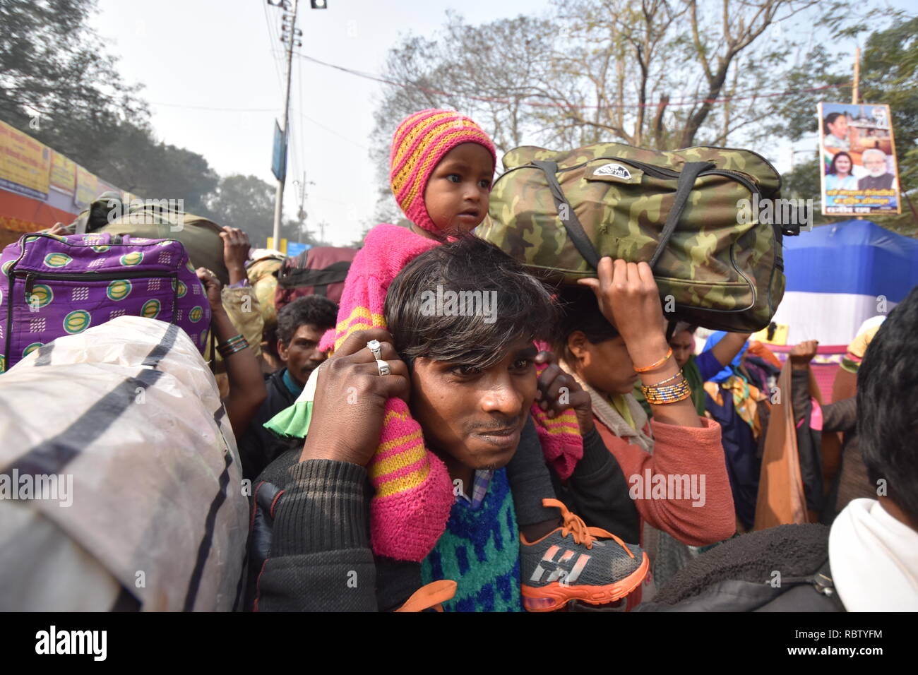 Outram Ghat, Kolkata, India. 12th January, 2019. Sadhus, pilgrims and ...