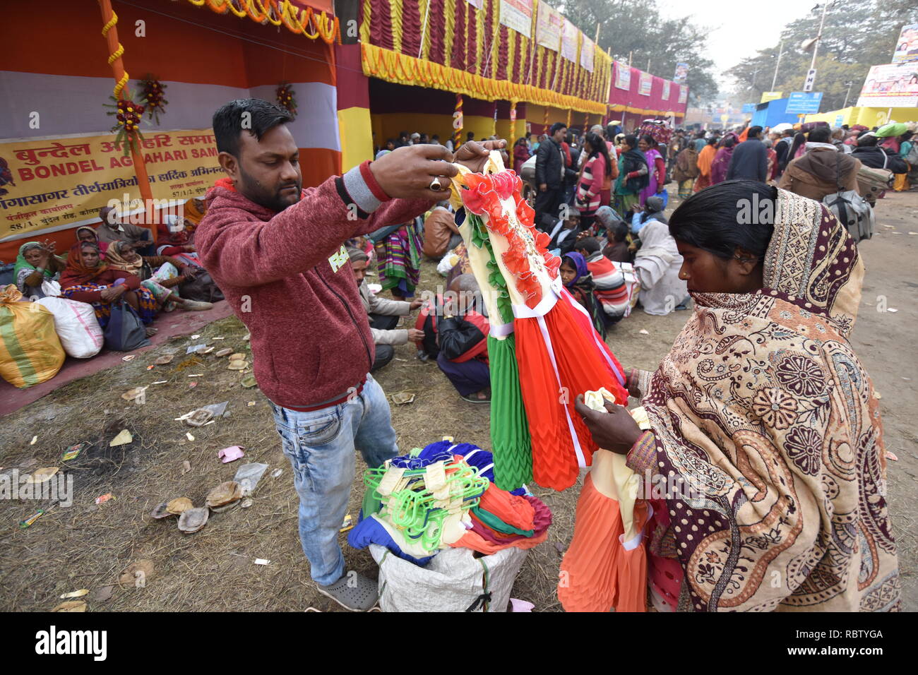 Outram Ghat, Kolkata, India. 12th January, 2019. Sadhus, pilgrims and ...