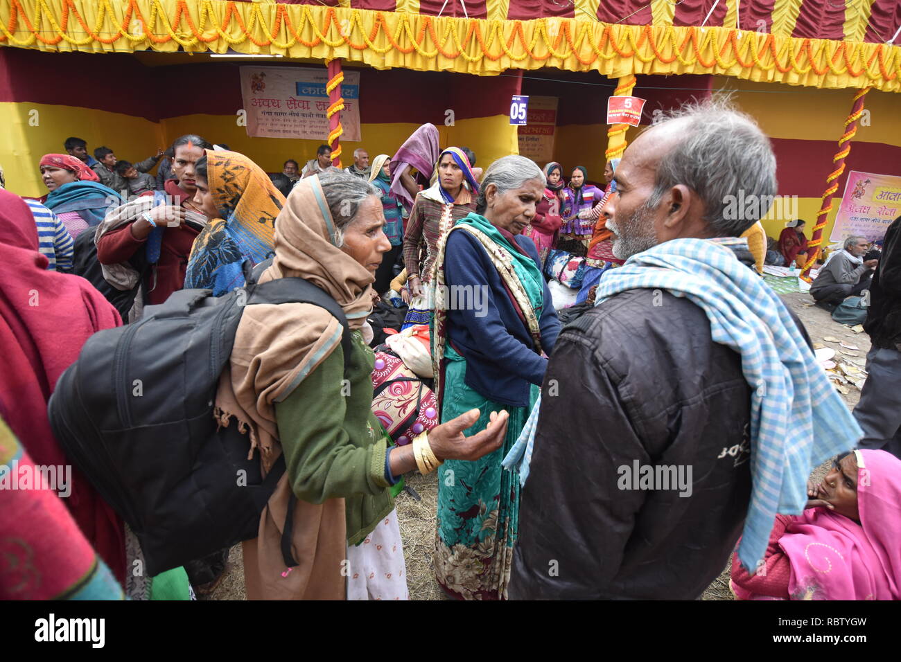 Outram Ghat, Kolkata, India. 12th January, 2019. Sadhus, pilgrims and ...