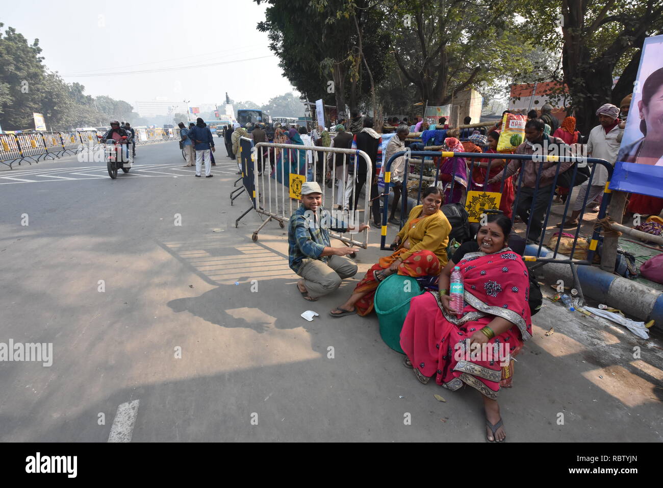 Outram Ghat, Kolkata, India. 12th January, 2019. Sadhus, pilgrims and ...