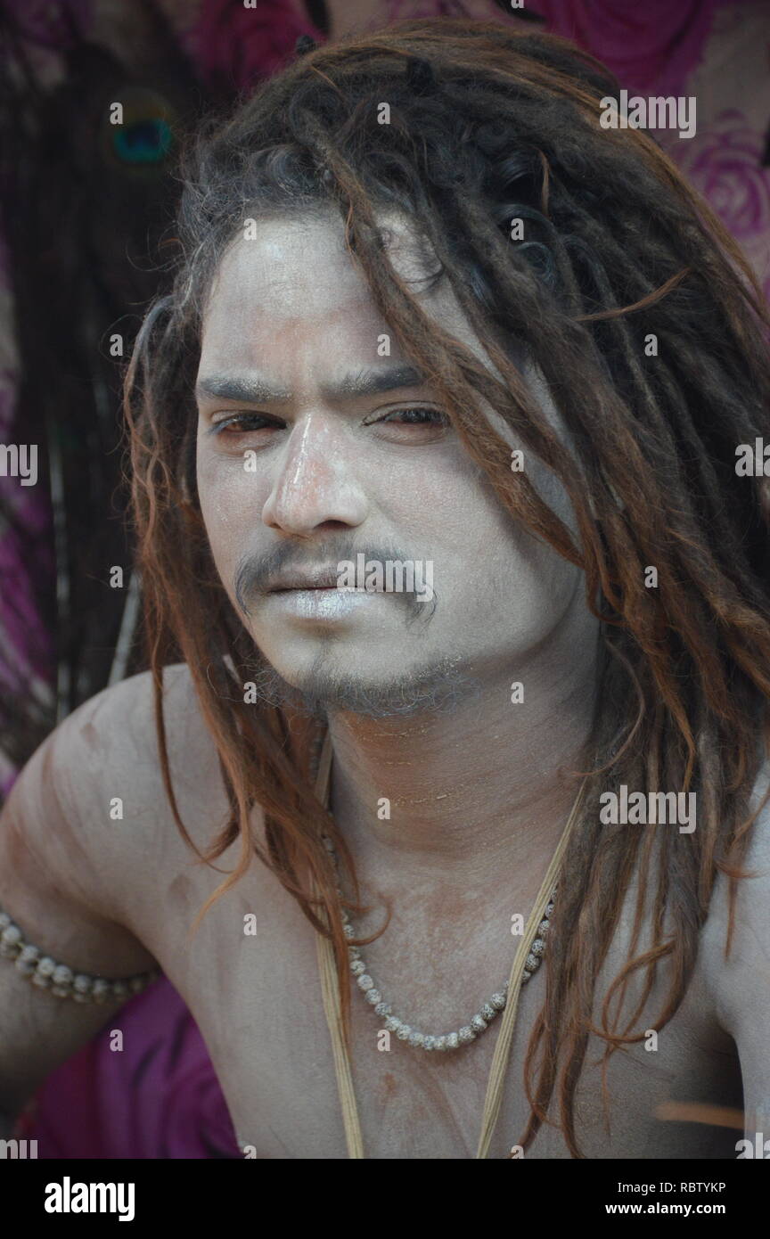 Outram Ghat, Kolkata, India. 12th January, 2019. Sadhus, pilgrims and ...