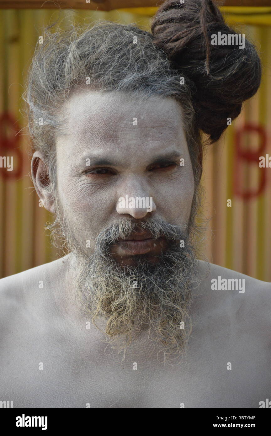 Outram Ghat, Kolkata, India. 12th January, 2019. Sadhus, pilgrims and ...