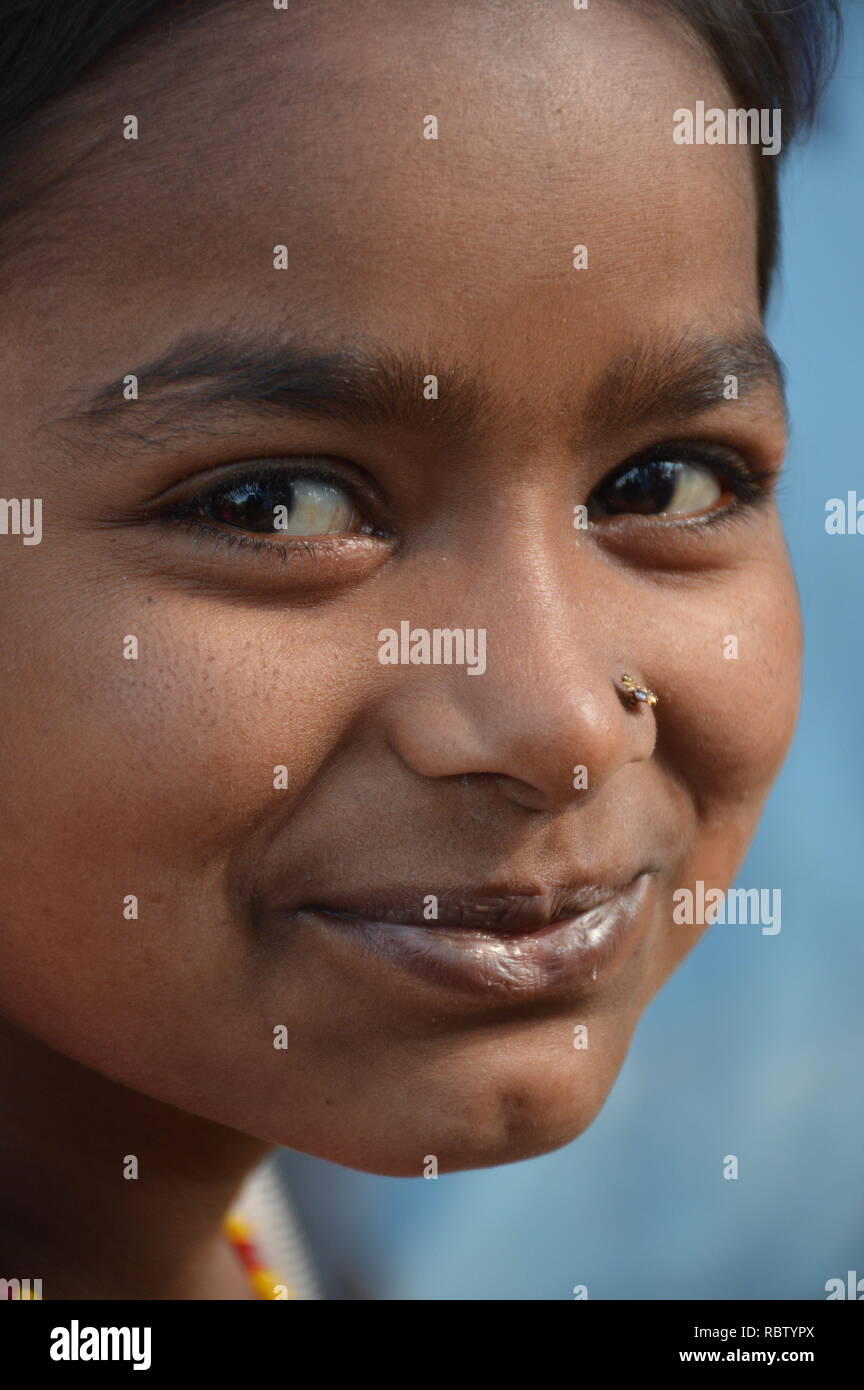 Outram Ghat, Kolkata, India. 12th January, 2019. Sadhus, pilgrims and ...