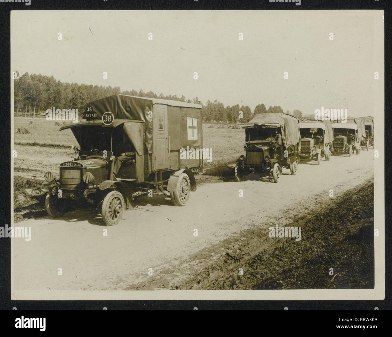 A first aid lorry moves with a column, Bestanddeelnr 158-0457 Stock ...