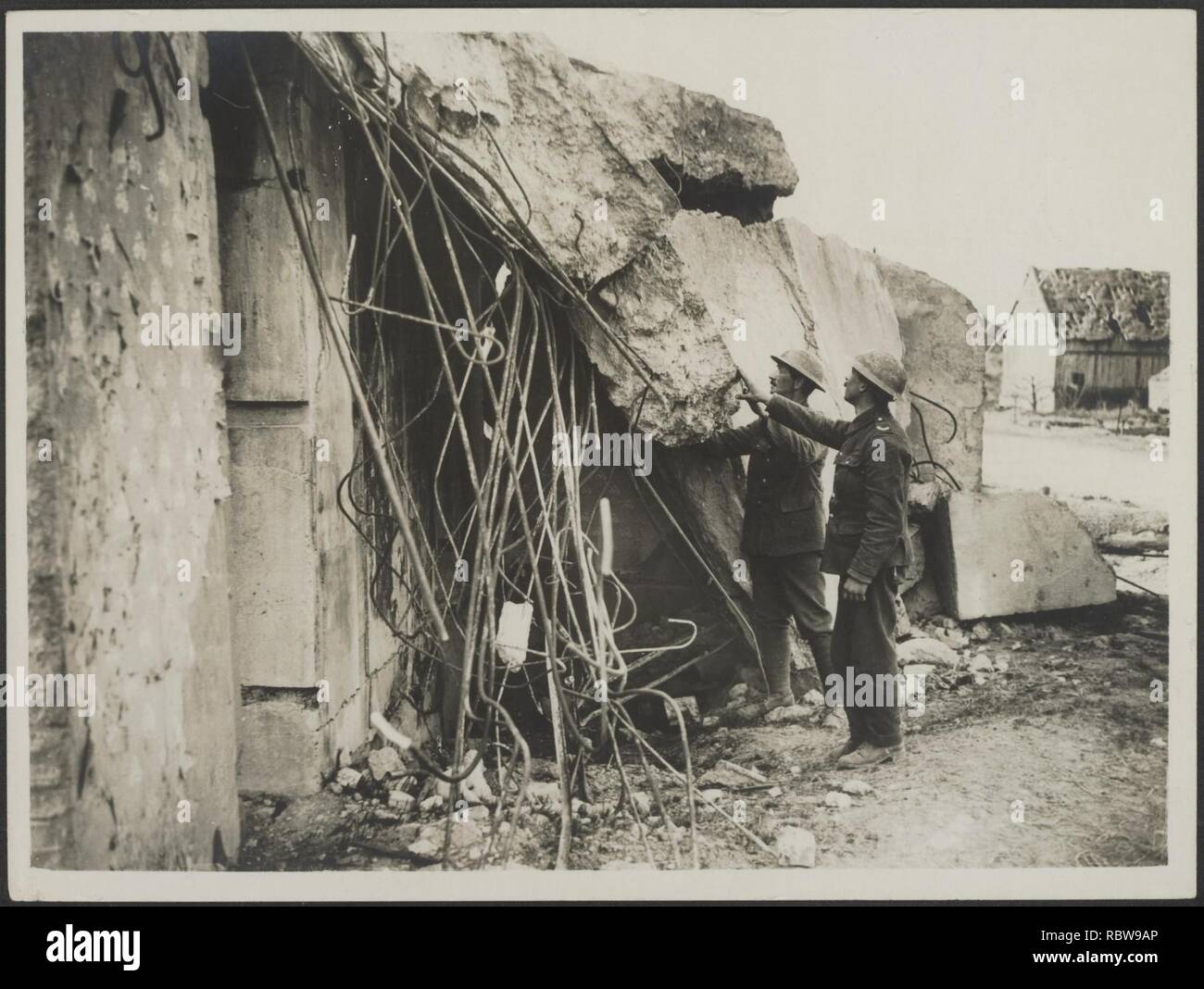 A huge German gun position after being strafed., Bestanddeelnr 158-1847 ...