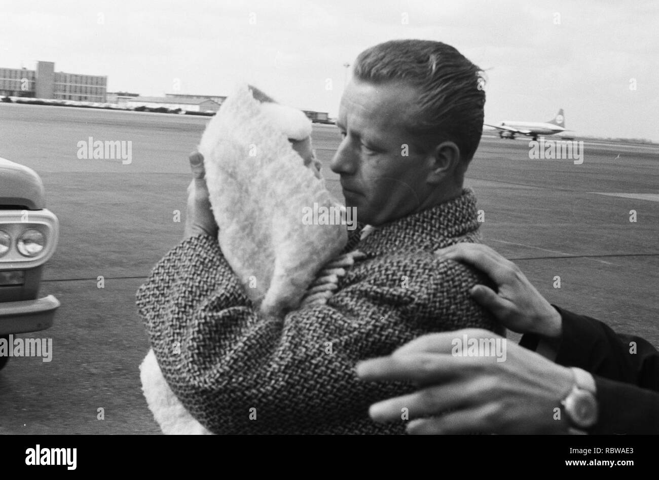 Aankomst 6 maand oude baby van der Veen op Schiphol ui Australie. Vader ...