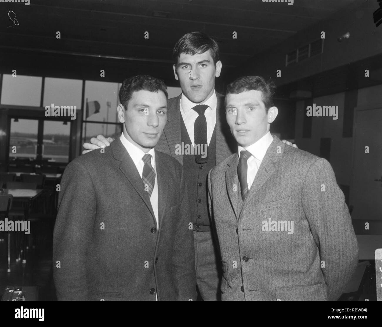Aankomst boksploegen op Schiphol, de Franse ploeg, v.l.n. Alain Victor ...