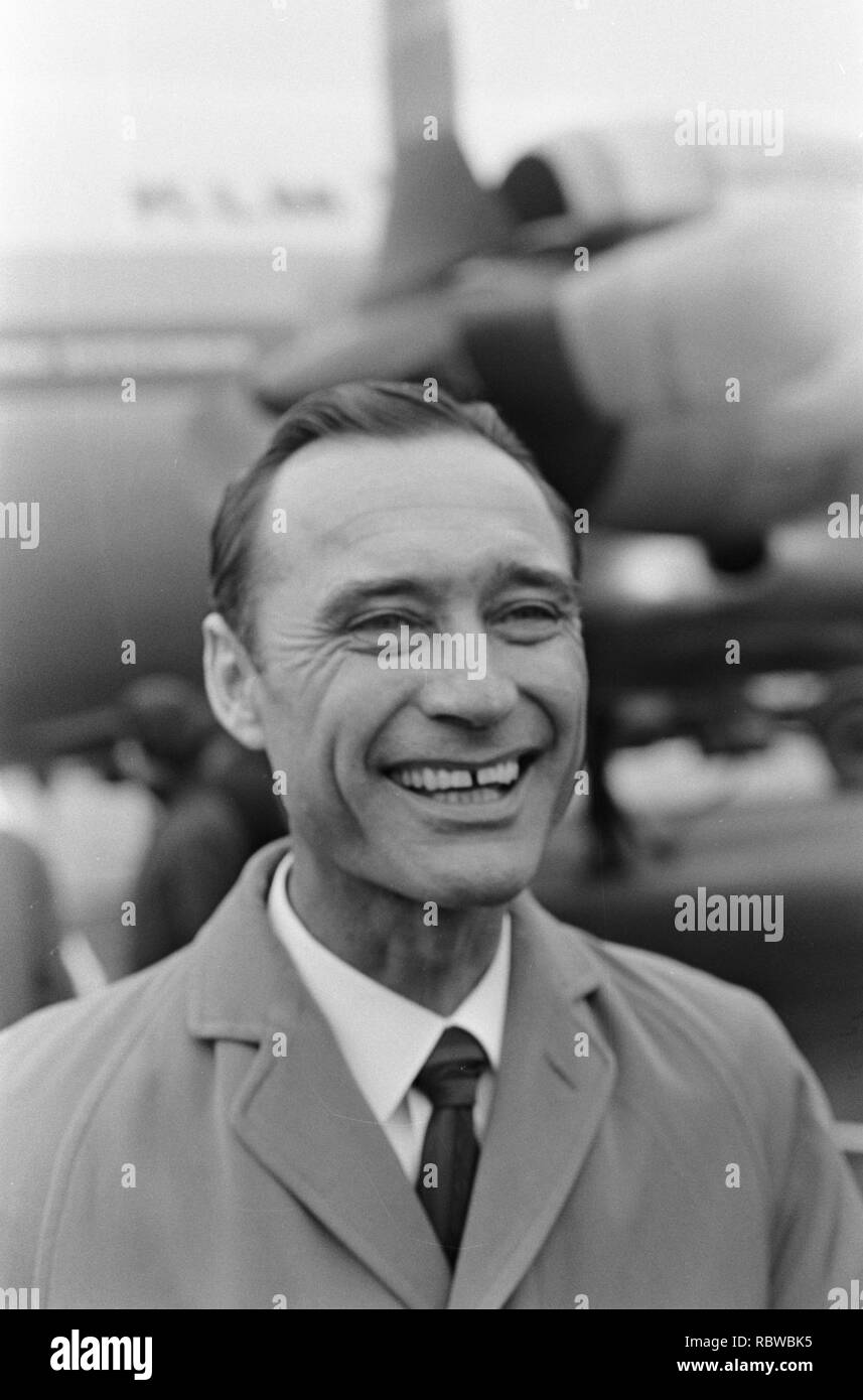 Aankomst dr. J.J. Fouche (Zuid-Afrikaanse ambassadeur) Schiphol (kop ...