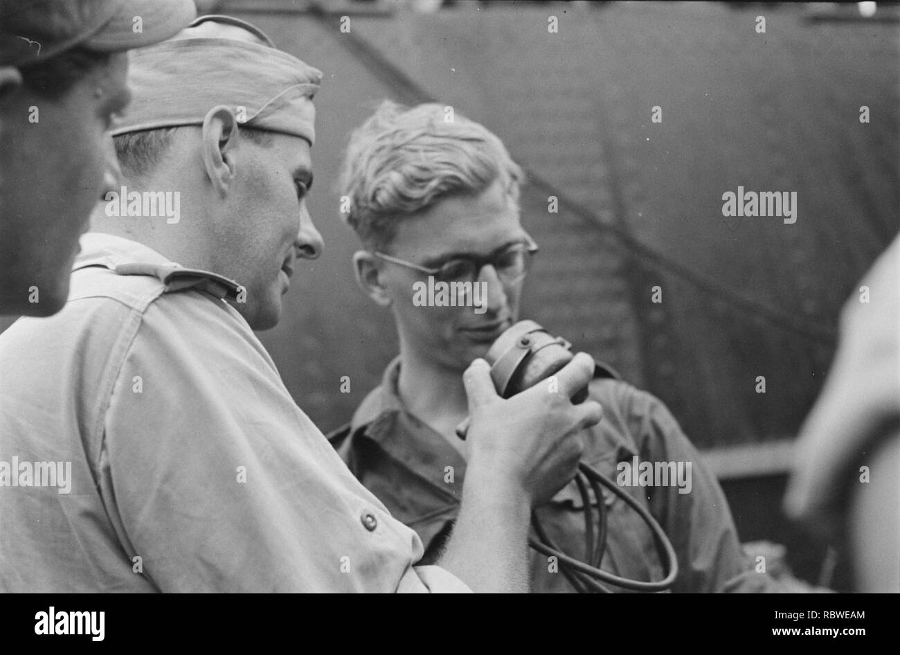 Aankomst M.S. Sloterdijk. Een luitenant interviewt een militair ...