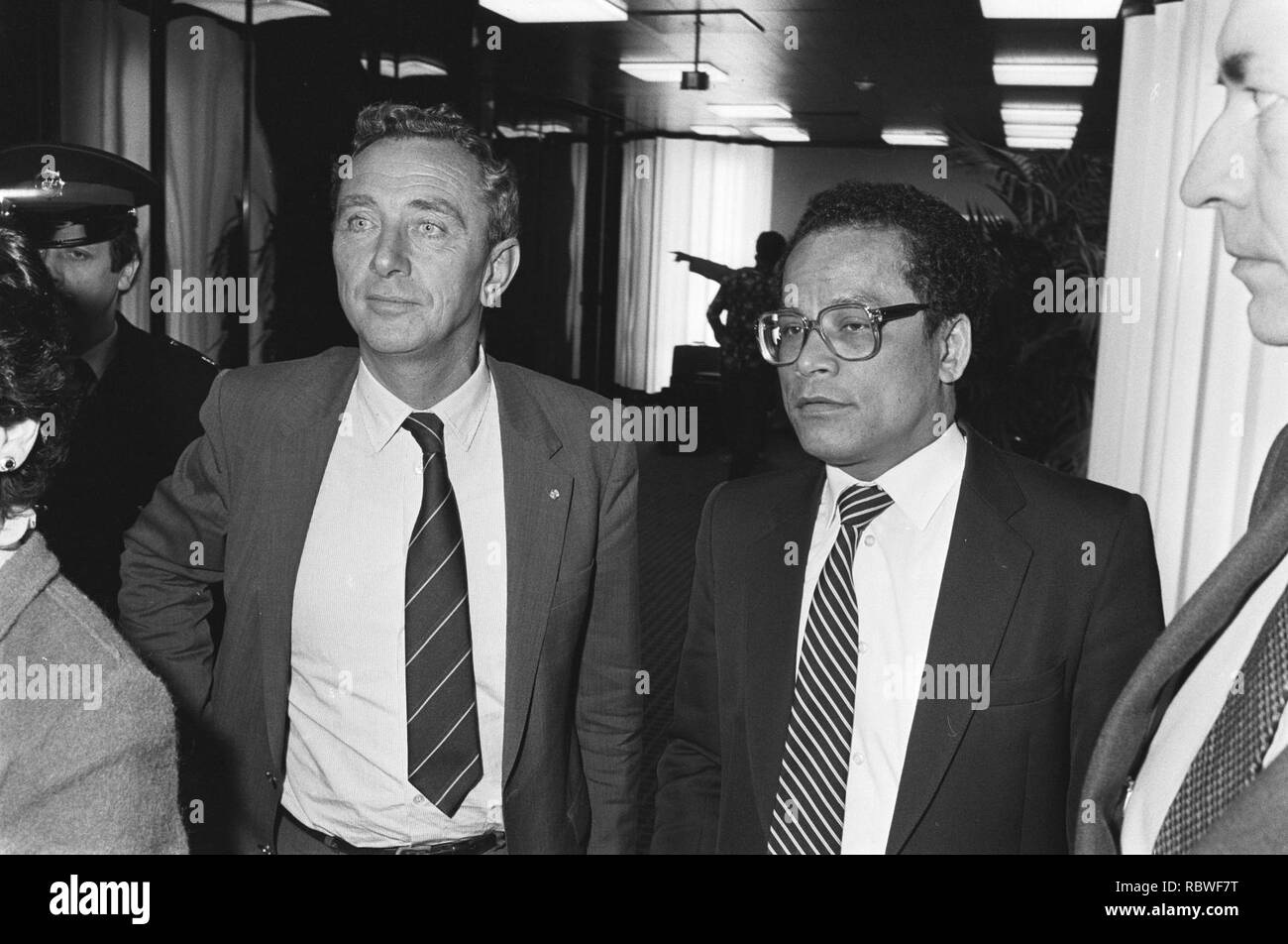 Aankomst Nederlandse ambassadeur in Suriname drs. J. Hoekman op ...