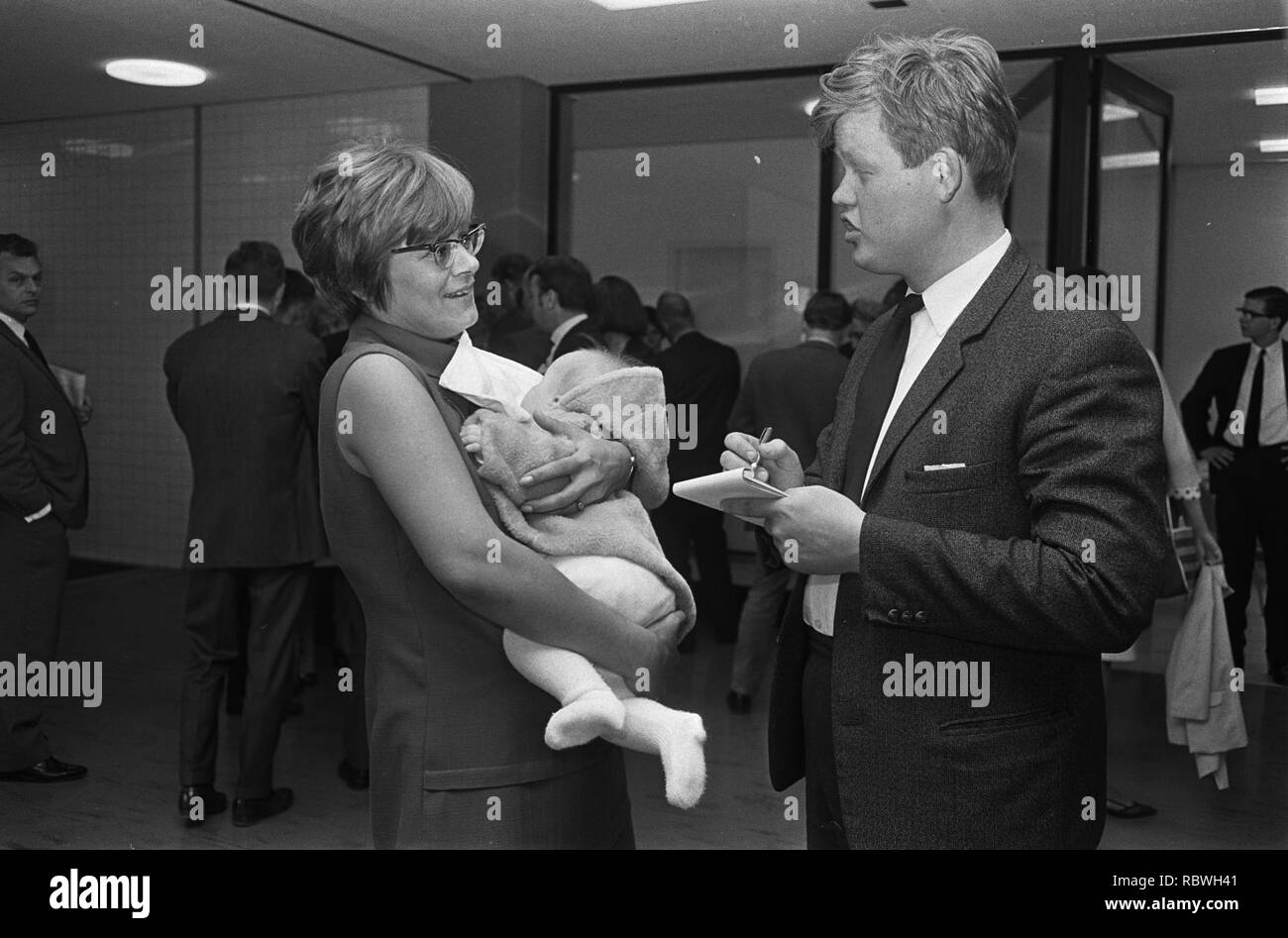 Aankomst Prof. Rave op Schiphol na 10 jaar Midden-Oosten passagiers ...